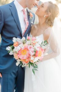 15 Beautiful Spring Wedding Bouquets For Spring Couples