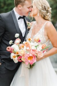15 Beautiful Spring Wedding Bouquets For Spring Couples