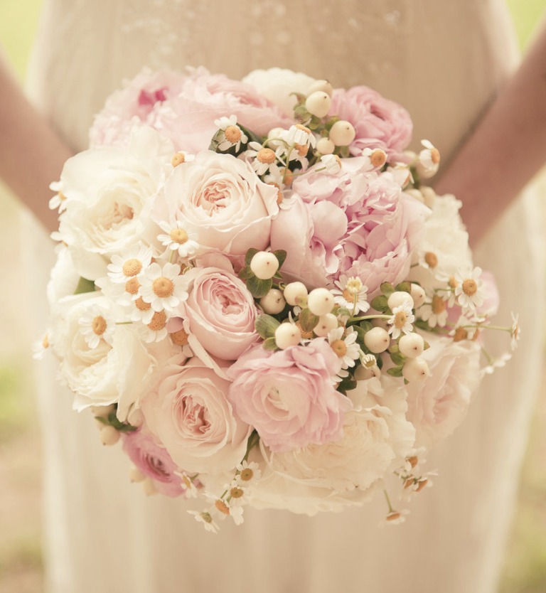 15 Beautiful Spring Wedding Bouquets For Spring Couples