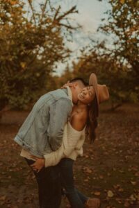 35 Romantic Fall Engagement Photos For Fall Lovers