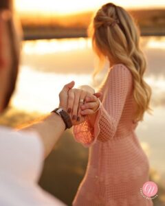 35 Romantic Fall Engagement Photos For Fall Lovers