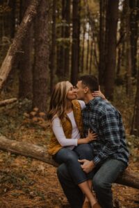 35 Romantic Fall Engagement Photos For Fall Lovers