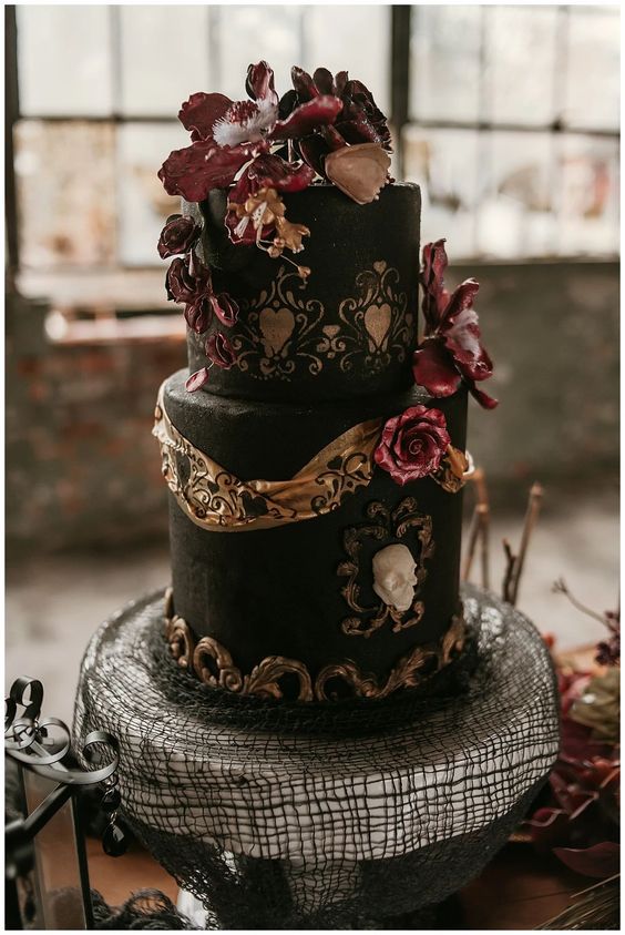 18 Elegant Halloween Wedding Cakes For Halloween Weddings