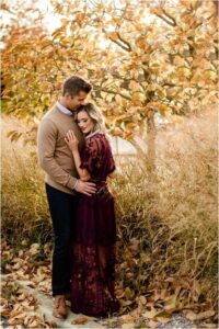 35 Romantic Fall Engagement Photos For Fall Lovers