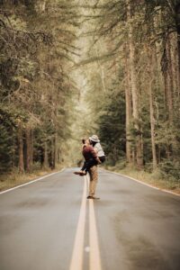 35 Romantic Fall Engagement Photos For Fall Lovers