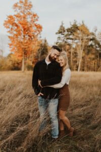 35 Romantic Fall Engagement Photos For Fall Lovers