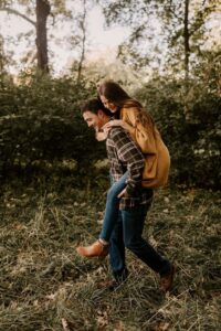 35 Romantic Fall Engagement Photos For Fall Lovers