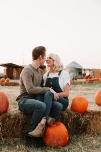 35 Romantic Fall Engagement Photos For Fall Lovers