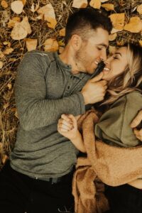 35 Romantic Fall Engagement Photos For Fall Lovers