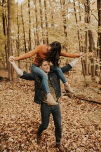 35 Romantic Fall Engagement Photos For Fall Lovers