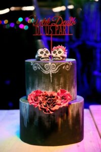 18 Elegant Halloween Wedding Cakes For Halloween Weddings