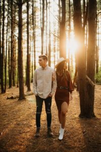 35 Romantic Fall Engagement Photos For Fall Lovers