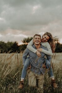 35 Romantic Fall Engagement Photos For Fall Lovers