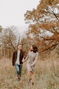 35 Romantic Fall Engagement Photos For Fall Lovers