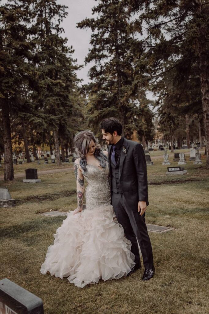 18 Spooky Halloween Wedding Photos For Inspiration