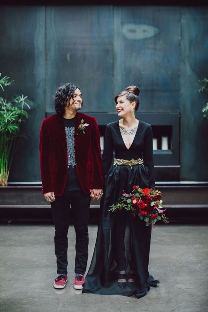 18 Spooky Halloween Wedding Photos For Inspiration