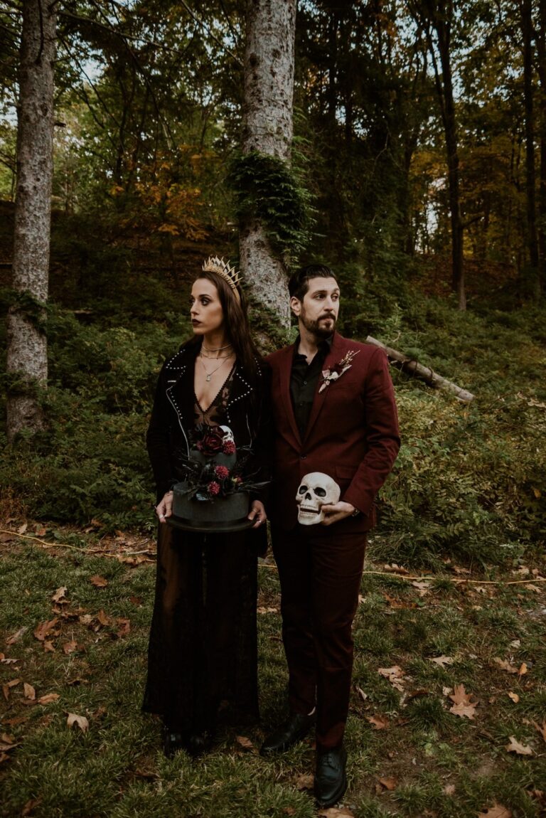 18 Spooky Halloween Wedding Photos For Inspiration