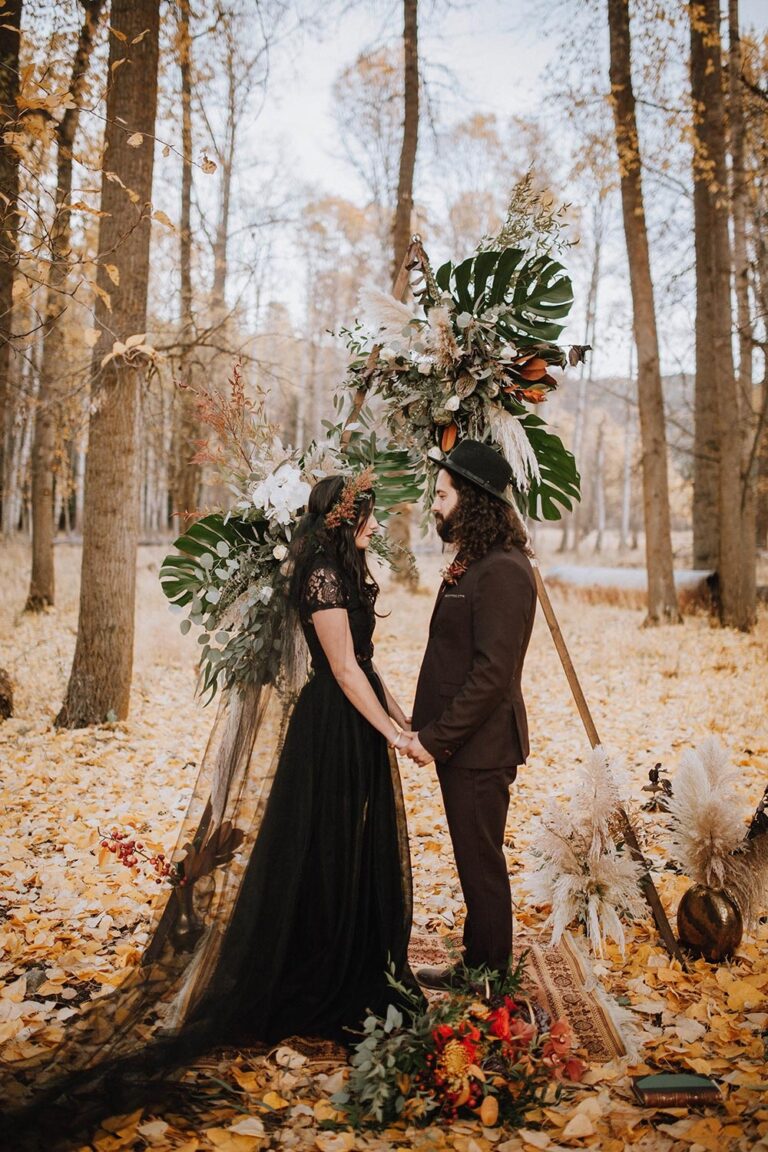 18 Spooky Halloween Wedding Photos For Inspiration