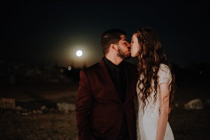 18 Spooky Halloween Wedding Photos For Inspiration