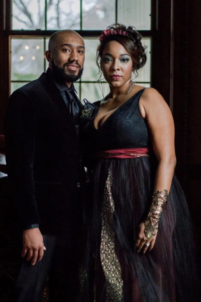 18 Spooky Halloween Wedding Photos For Inspiration