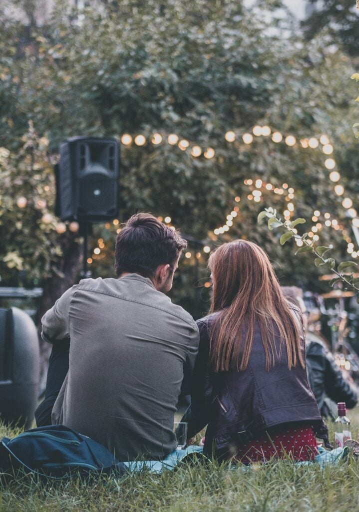 30 Fun & Romantic Backyard Date Night Ideas For Outdoor Lovers