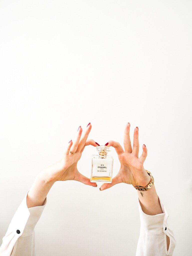 10 Best Wedding Day Perfume For Brides: How to Choose a Scent